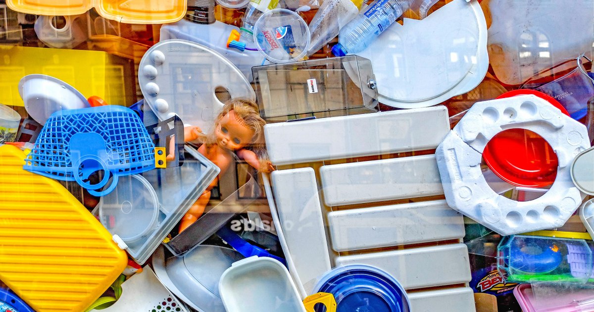 RECYCLING: Technology to recycle all type of plastics without using water.